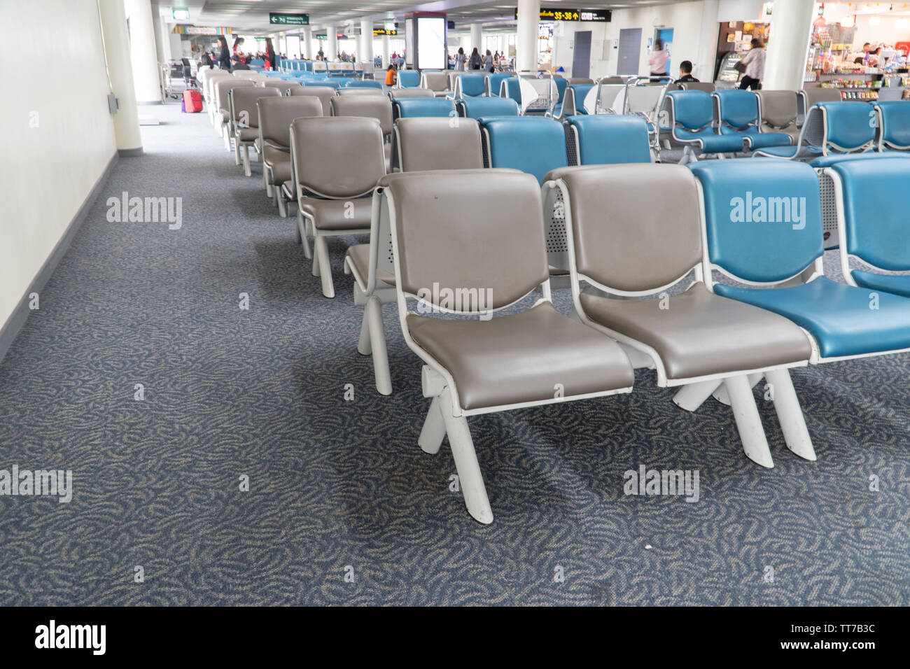 Airport gate seat hi-res stock photography and images - Alamy