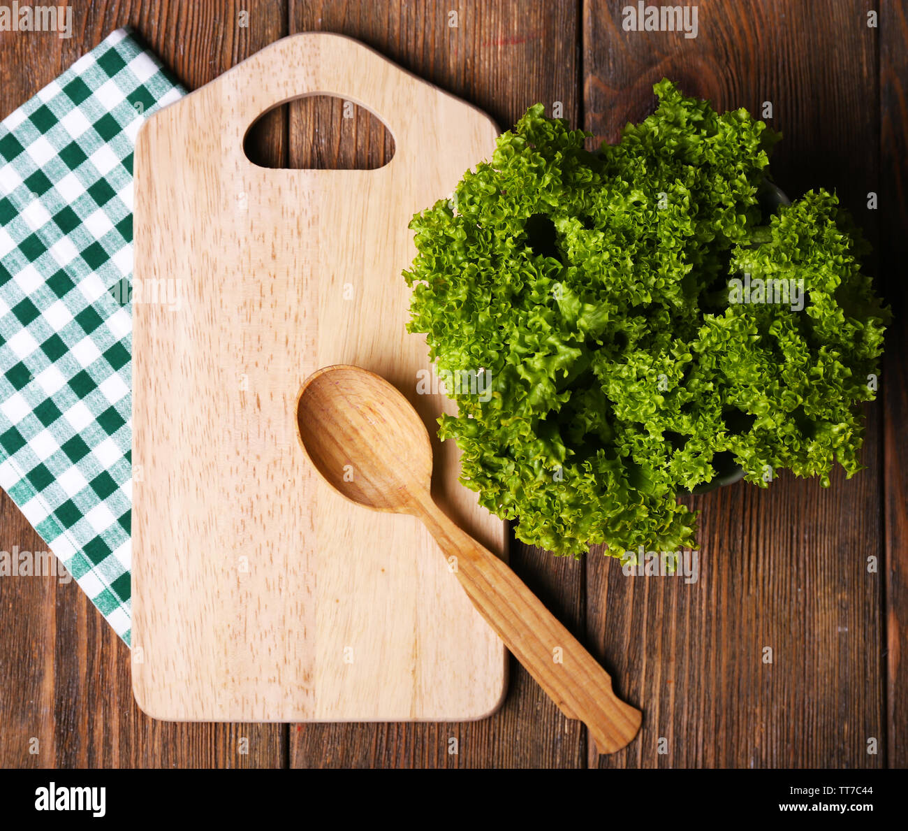 Cutting board with lettuce on wooden planks background Stock Photo - Alamy