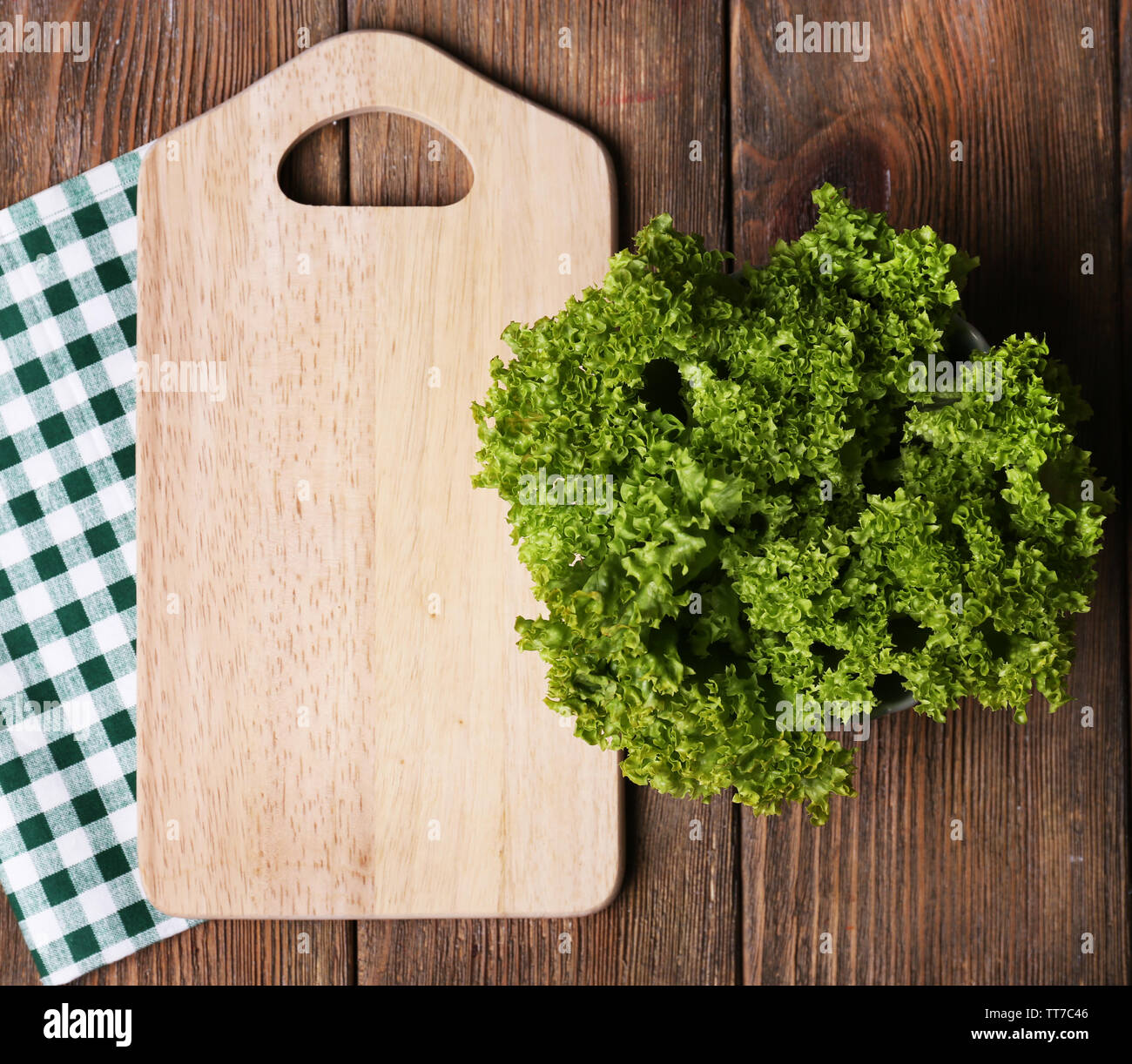 Cutting board with lettuce on wooden planks background Stock Photo - Alamy