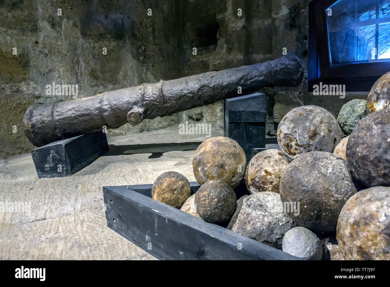 Old iron cannon balls hi-res stock photography and images - Alamy