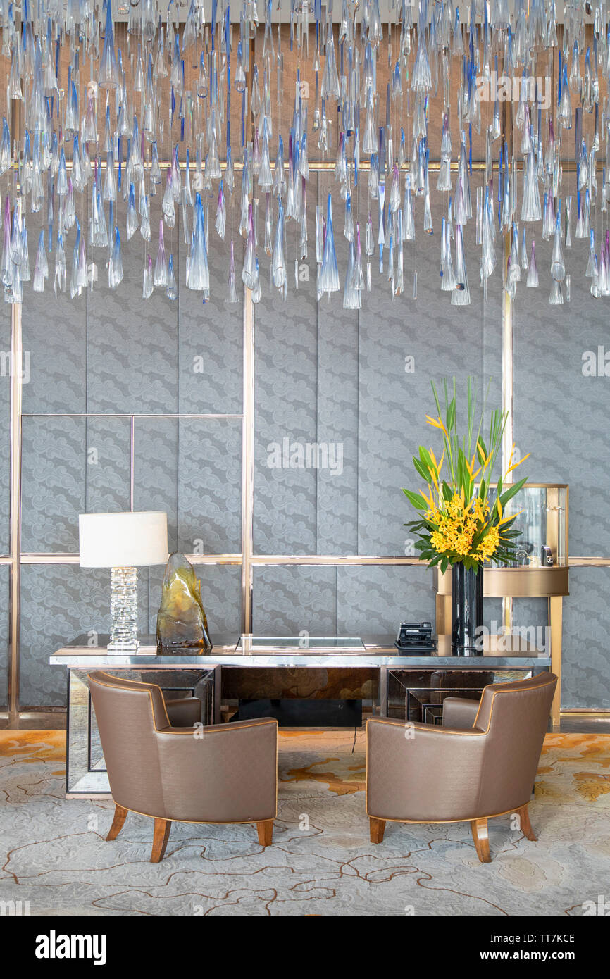 Luxury hotel lobby chairs hi-res stock photography and images - Alamy