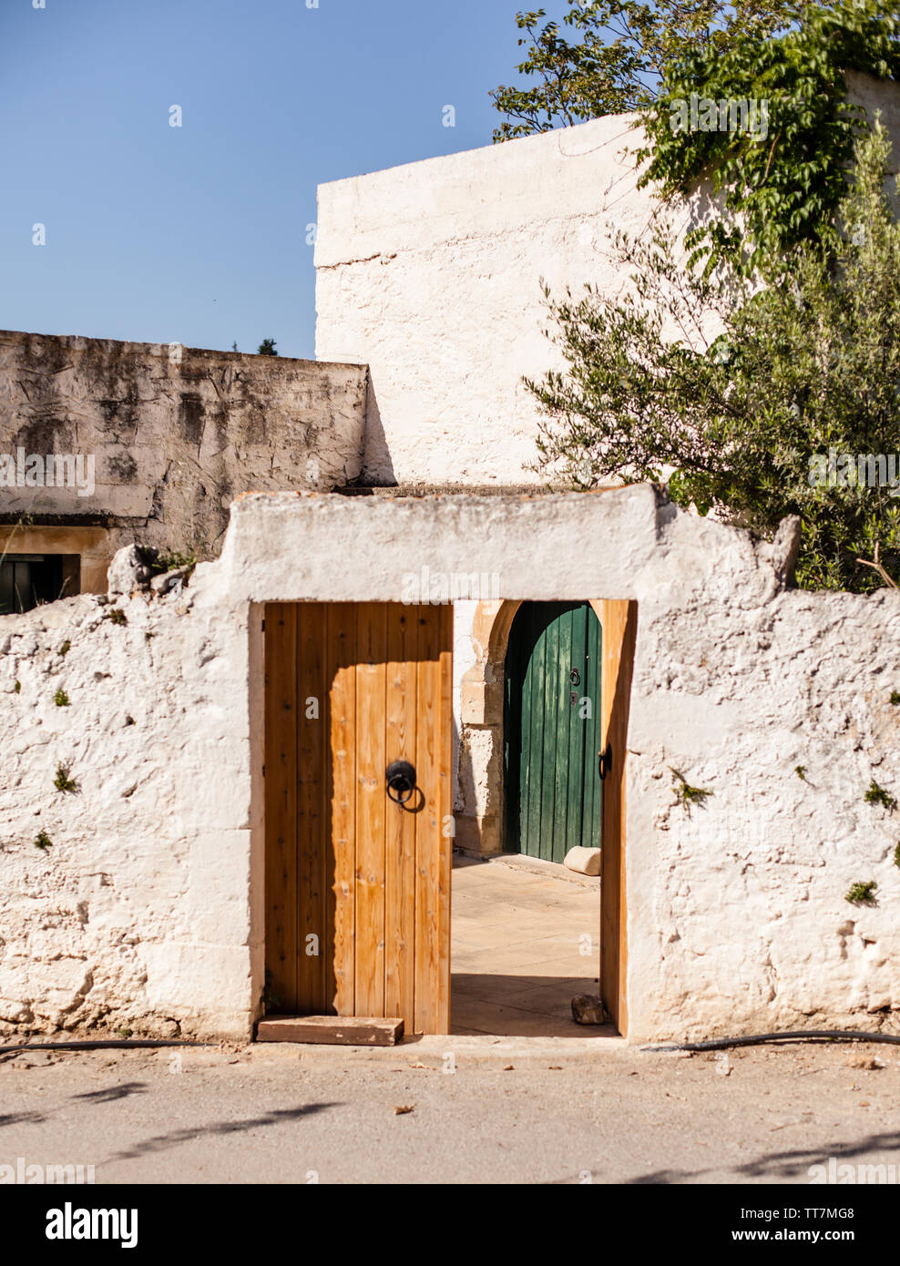 Blue and white greek cottage hi-res stock photography and images - Alamy