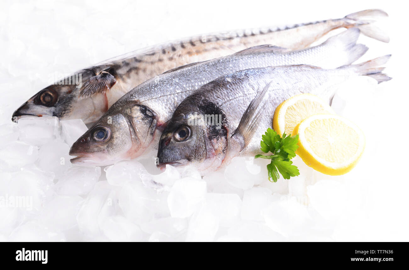 Fresh fish on ice Stock Photo - Alamy