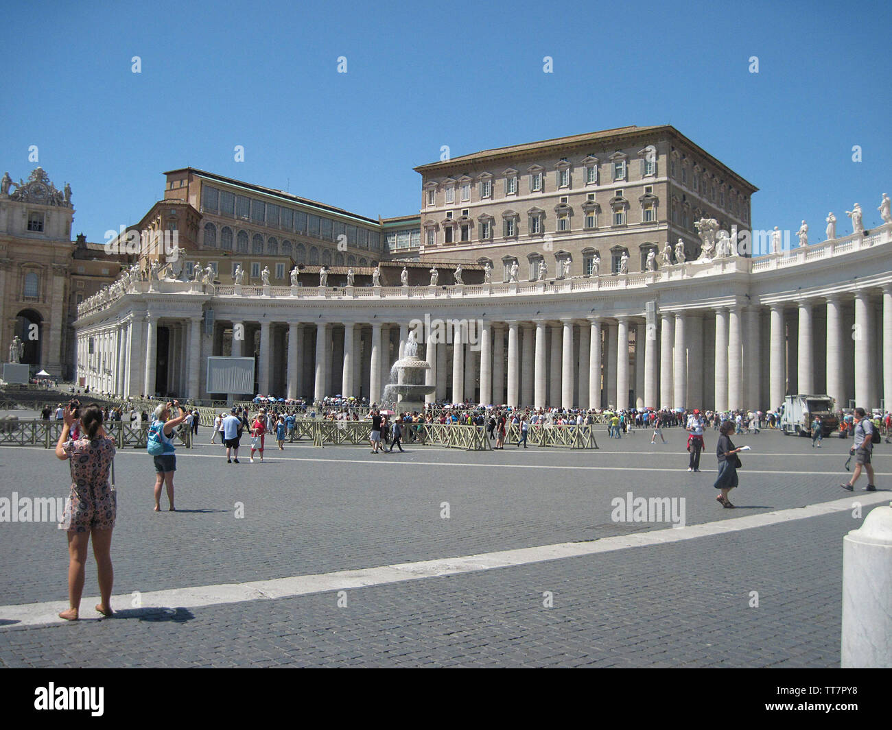 A VIEW OF SAINT MARKS SQUARE WITH TOURISTS, ROME, ITALY Stock Photo - Alamy