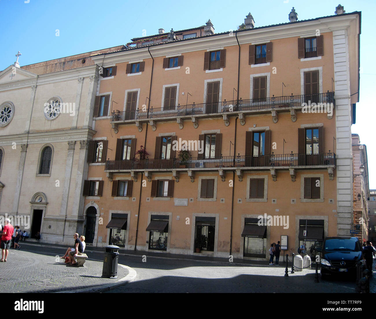 IMAGE SHOWING A TYPICAL BUILDING FACADE AND ARCHITECTURE IN ROME, ITALY ...