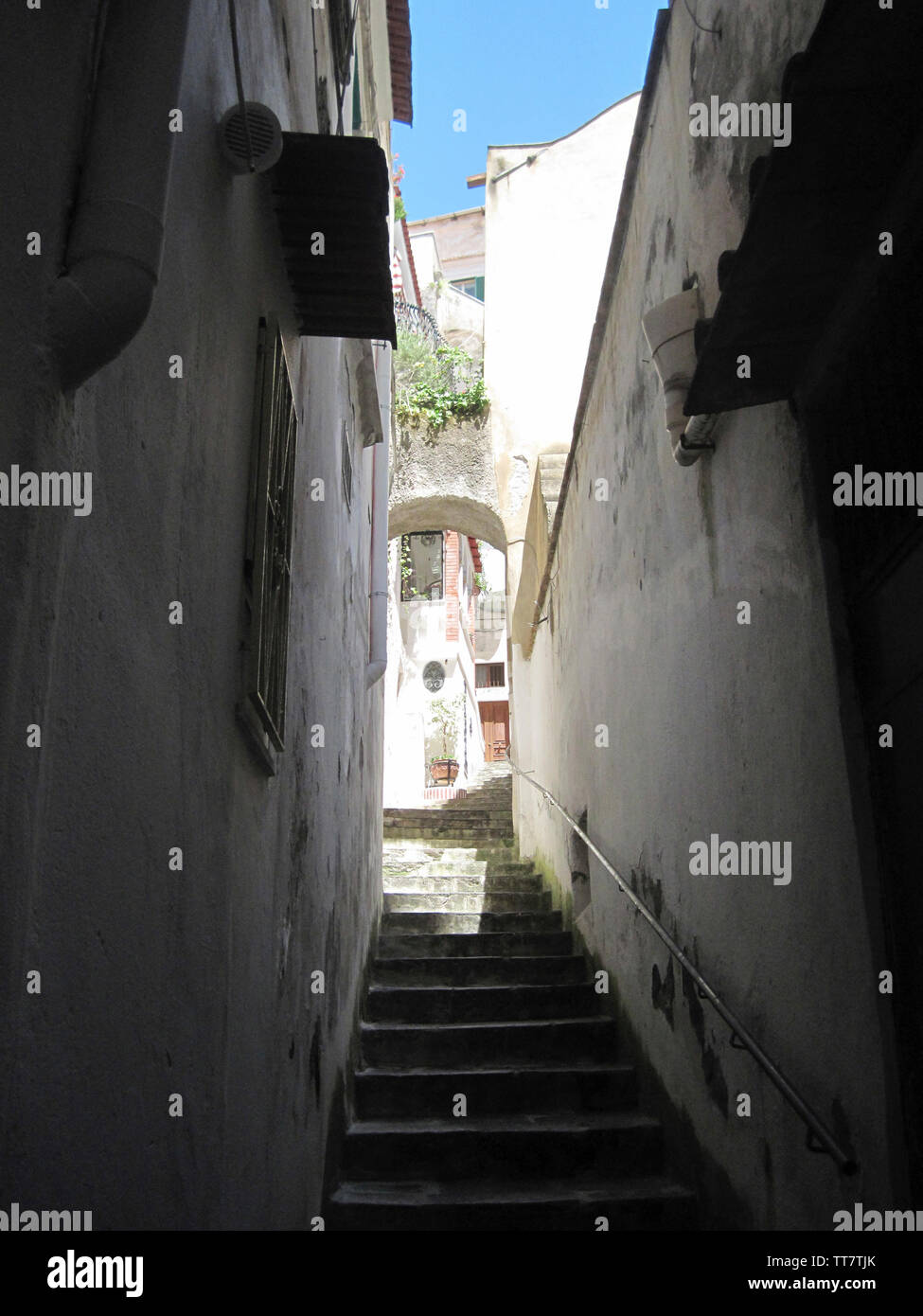 NARROW PATHWAYS AND STEPS TO HOMES IN AMALFI, AMALFI COAST, ITALY Stock ...