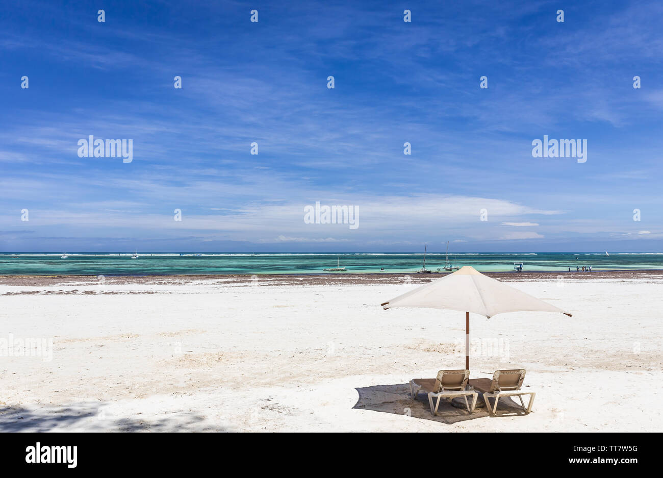 Amazing Diani beach seascape with white sand and turquoise Indian Ocean ...