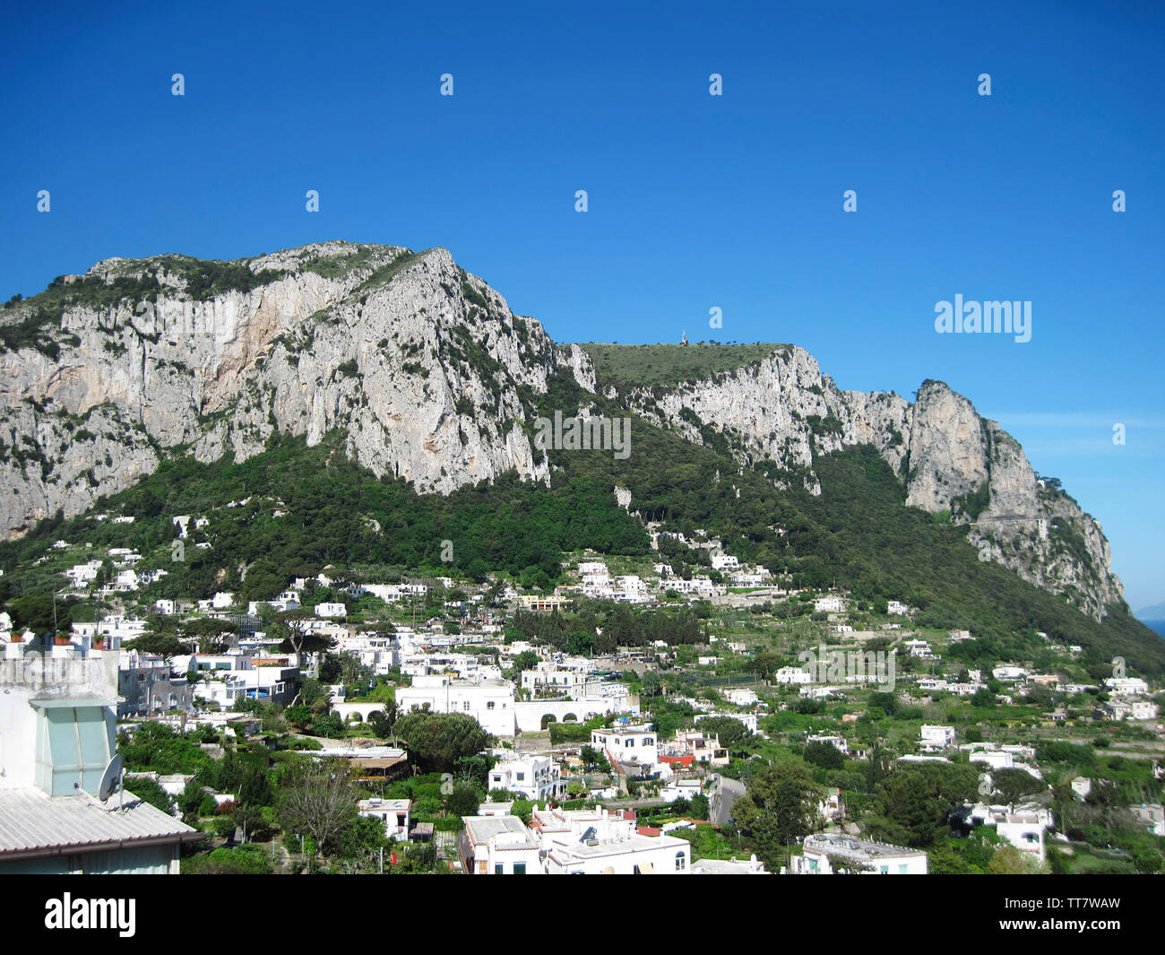 A PANAROMIC IMAGE OF CAPRI ISLAND WITH HOUSES AND THE MEDITTARREANEAN ...
