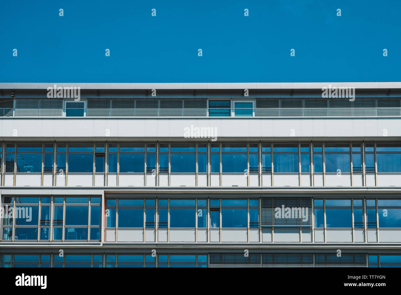 Generic office building glass facade hi-res stock photography and ...