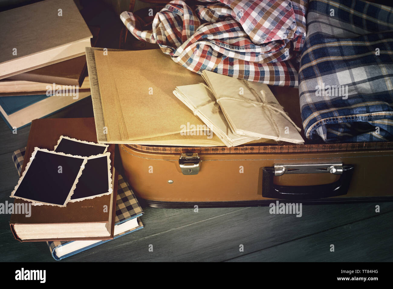 Open suitcase books hi-res stock photography and images - Alamy