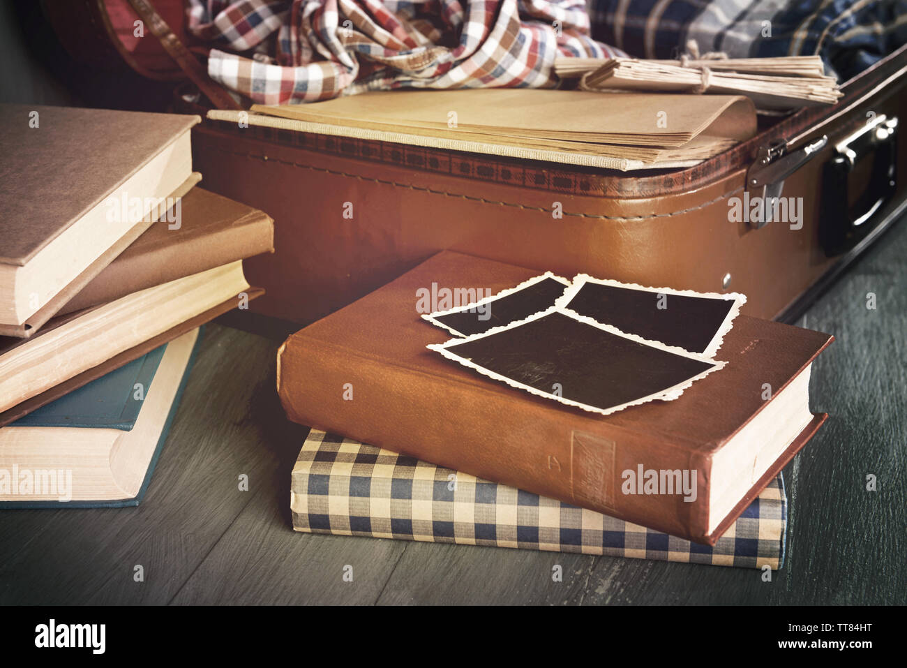 Open suitcase books hi-res stock photography and images - Alamy