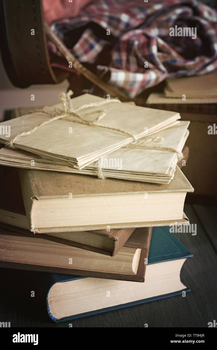 Open suitcase books hi-res stock photography and images - Alamy