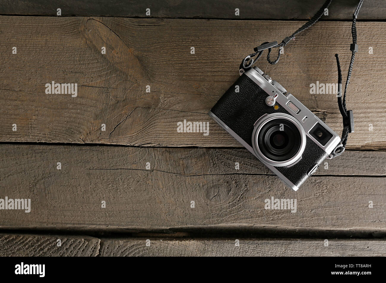 Retro camera on wooden planks background Stock Photo - Alamy