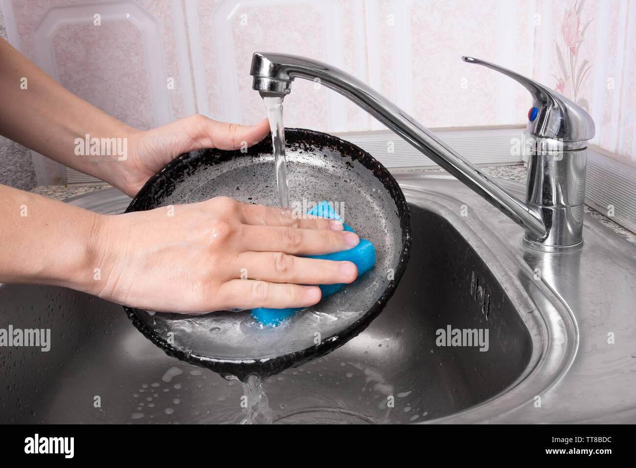 Woman cleaning sink sponge hi-res stock photography and images - Alamy