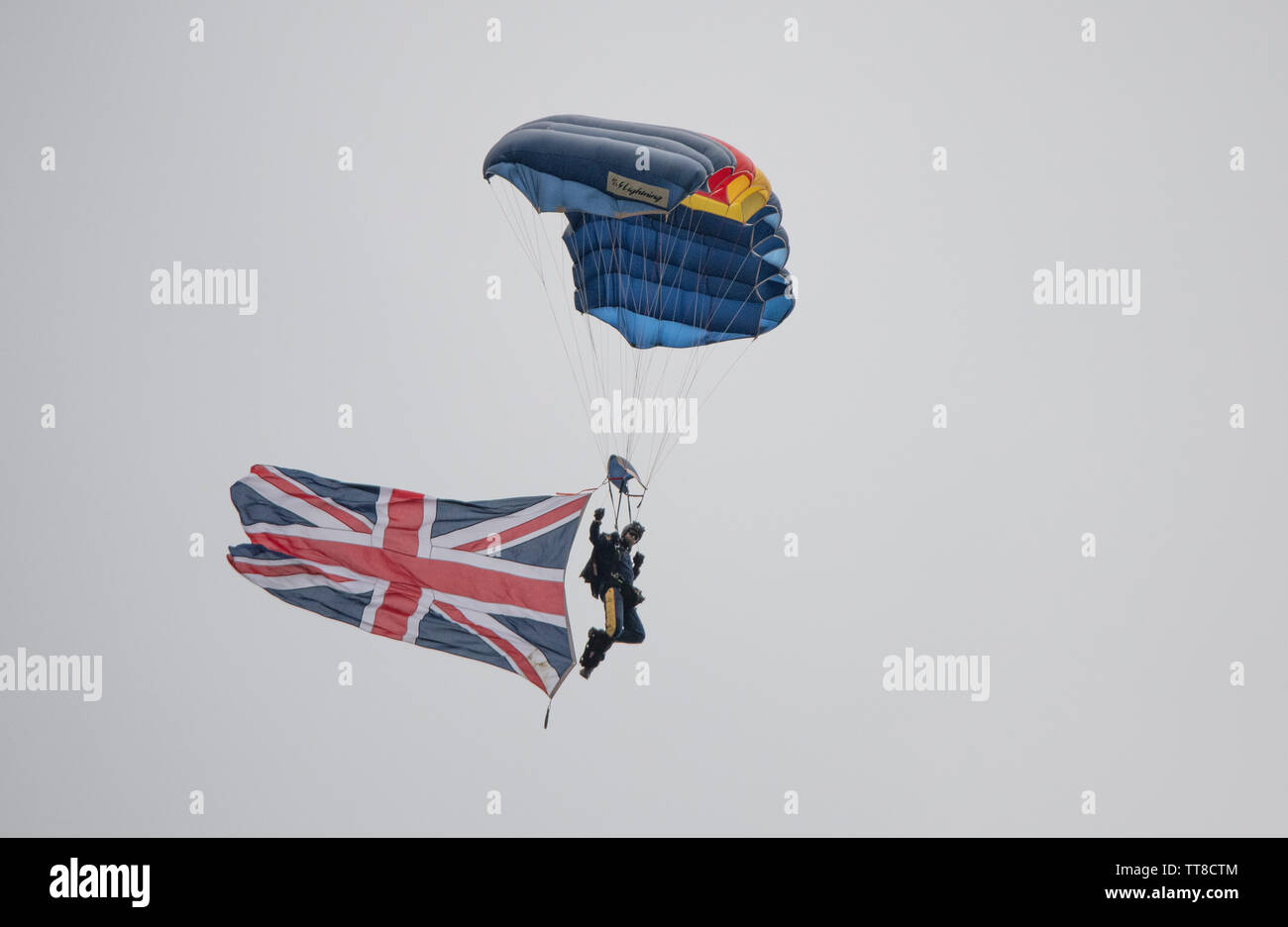 Parachute wings hi-res stock photography and images - Alamy