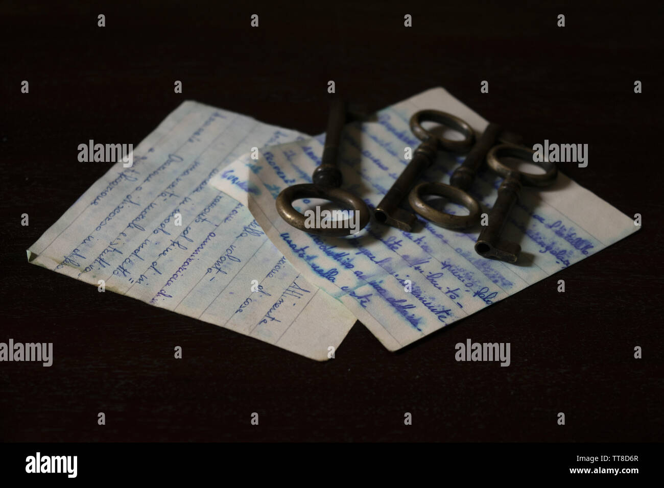 ancient keys on a handwritten letters Stock Photo - Alamy