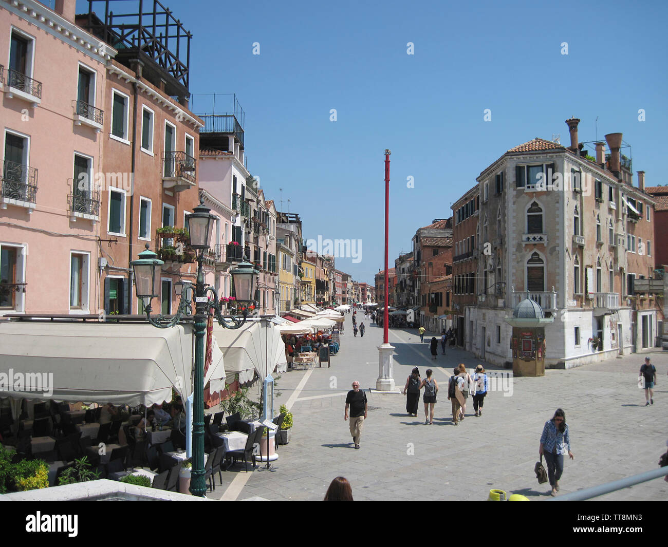 STONE PAVEMENTS OF VENICE WITH TOURISTS EXPLORING THE CITY, ITALY Stock ...