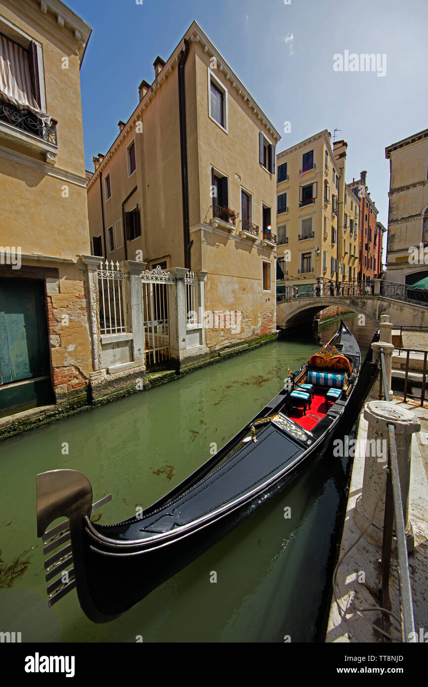 Italian gondola hi-res stock photography and images - Alamy