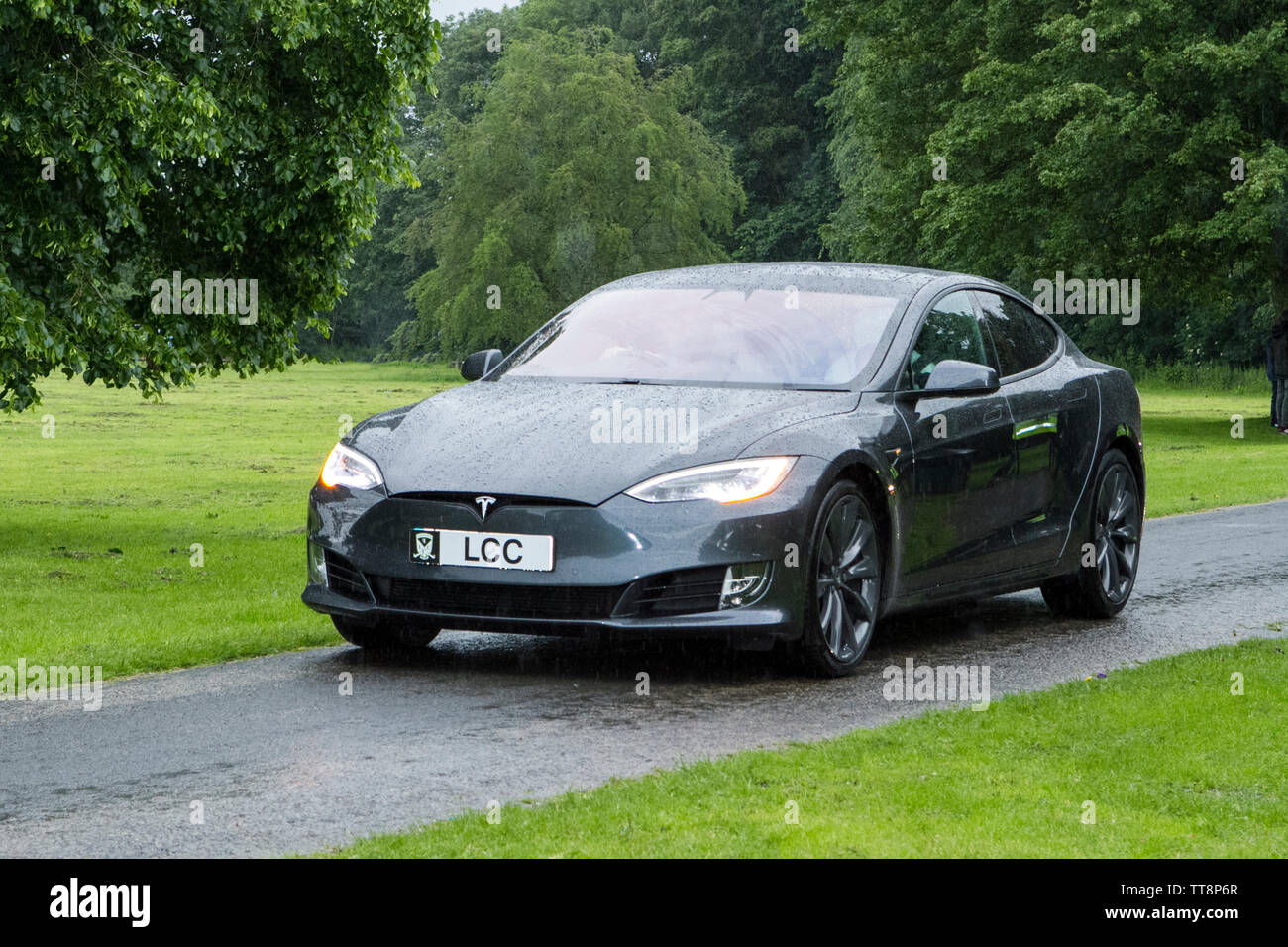 Tesla electric car vehicle road battery zero emissions recharge ...