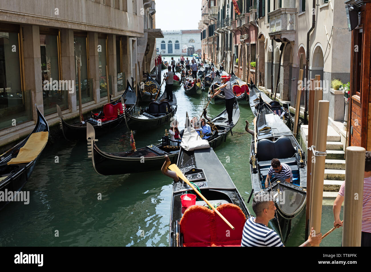 Canal busy tourist gondolas venice hi-res stock photography and images ...