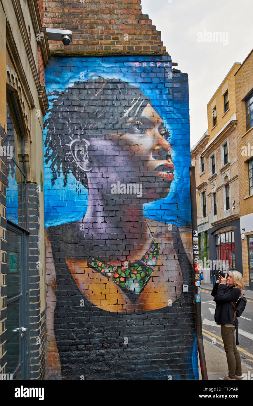 Photographing graffiti hi-res stock photography and images - Alamy