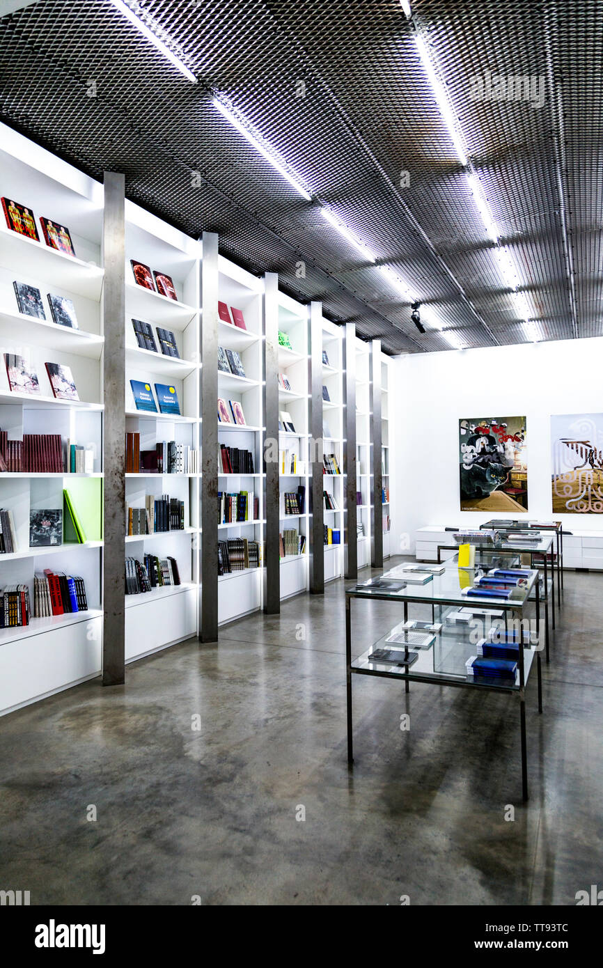 Inside bookshop hi-res stock photography and images - Alamy