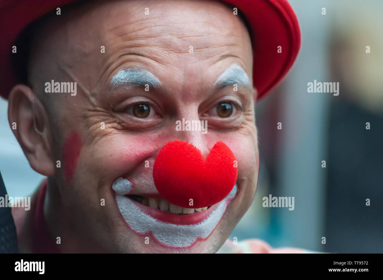Paisley, Scotland, UK. 15th June, 2019. Ninetto The Clown entertains ...