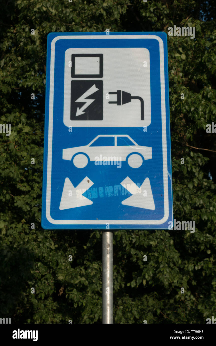 Electric car charging point sign hi-res stock photography and images ...