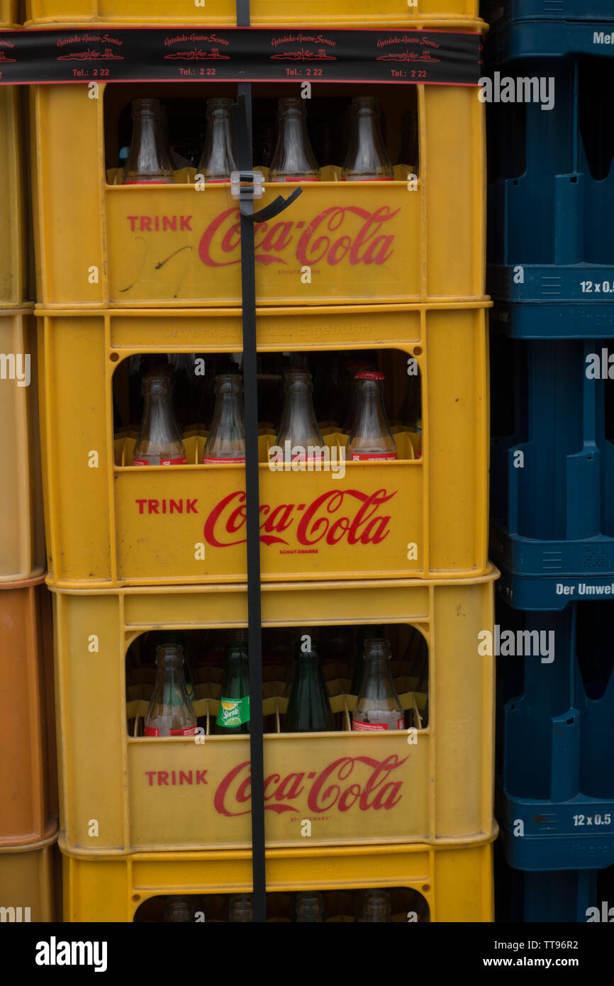 Crates of coca cola bottles hi-res stock photography and images - Alamy