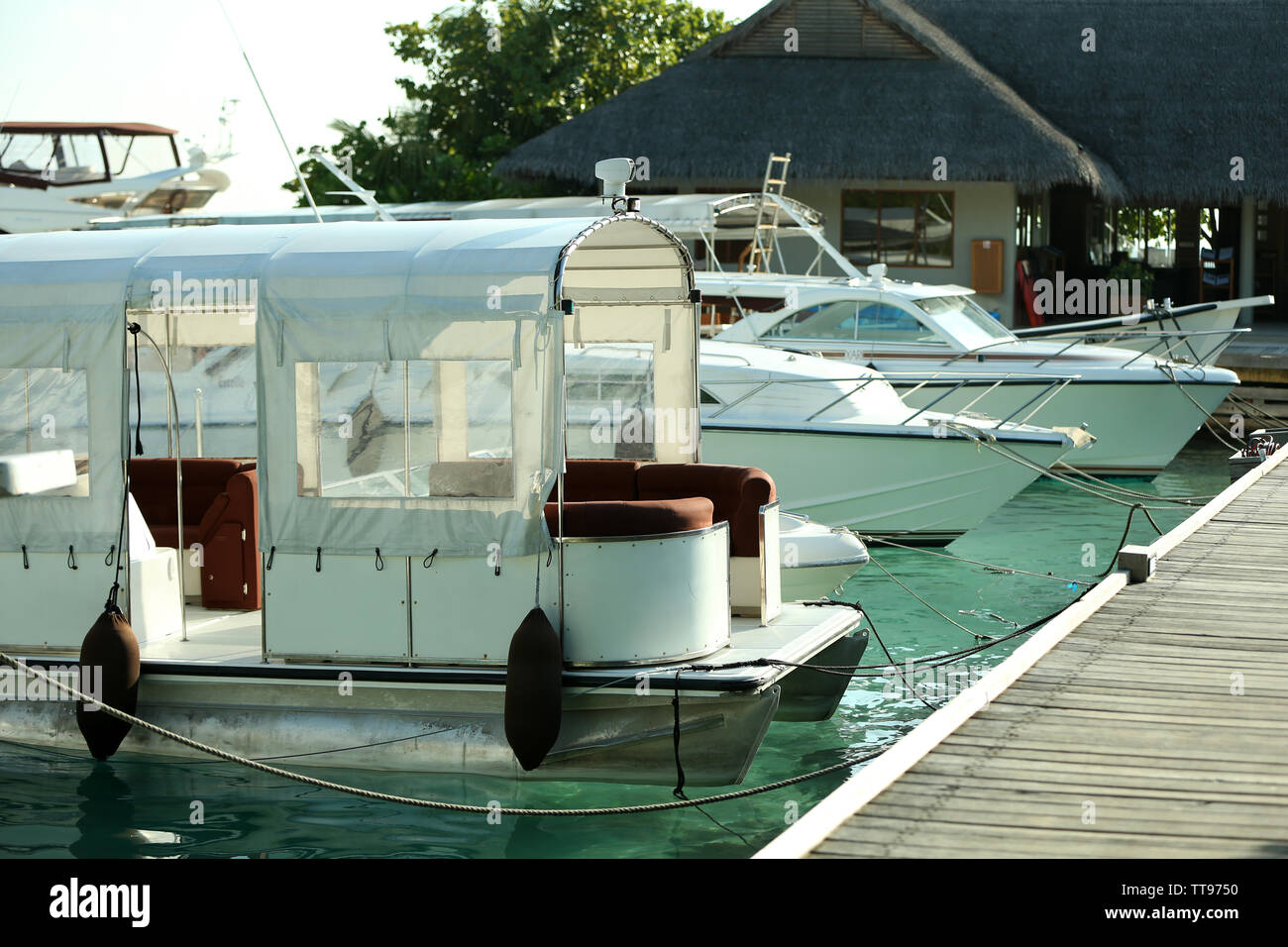 Yacht berth in ocean water in resort Stock Photo - Alamy
