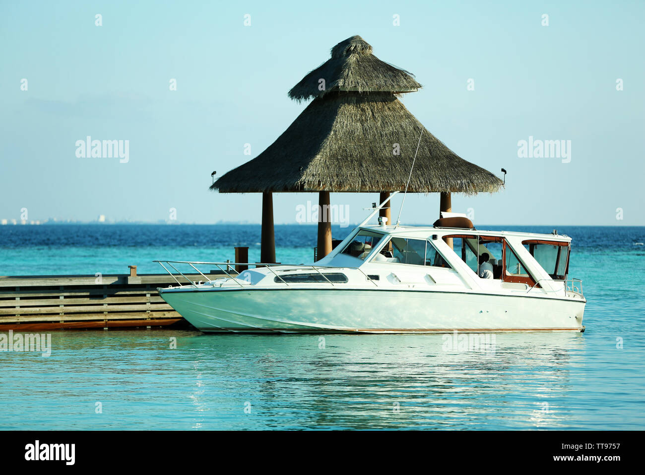 Yacht berth in ocean water in resort Stock Photo - Alamy