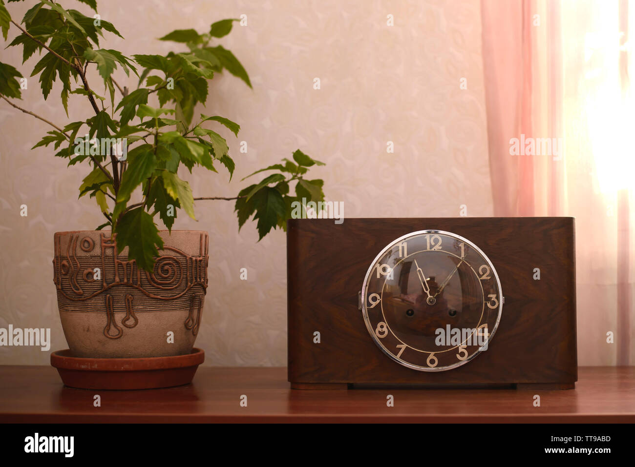 Pot clock hi-res stock photography and images - Alamy