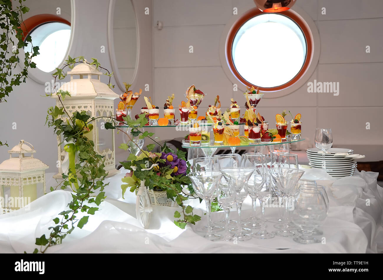 Buffet service table setting hi-res stock photography and images - Alamy