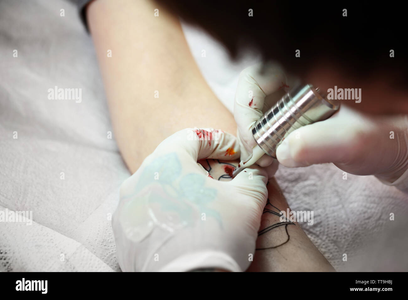 Tattoo artist at work, close-up Stock Photo - Alamy