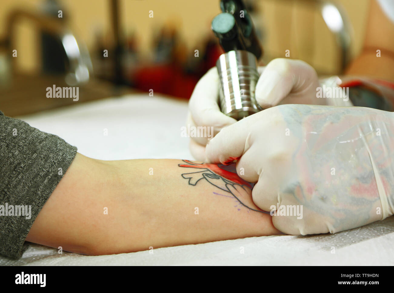 Tattoo artist at work, close-up Stock Photo - Alamy