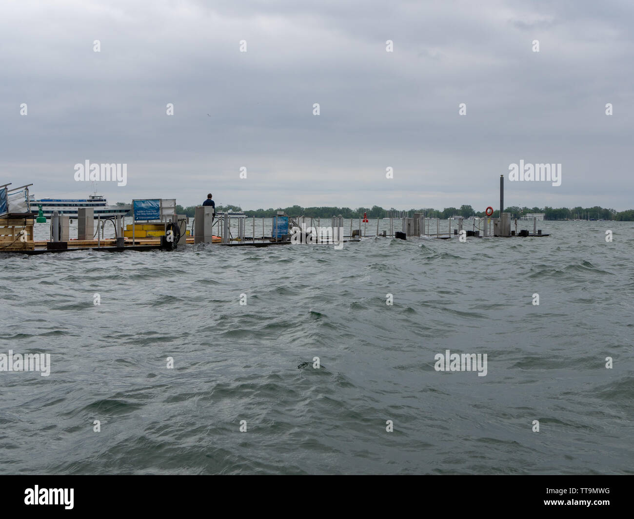 Toronto, Canada. 15th June, 2019. Waves splashing on the pier of ...