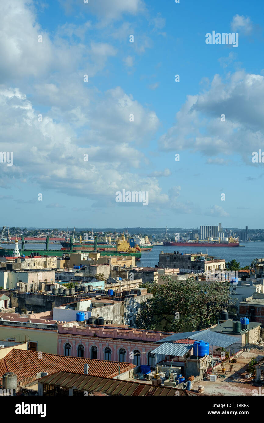 Cuban docks hi-res stock photography and images - Alamy