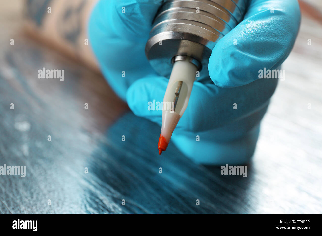 Tattoo artist at work close up Stock Photo - Alamy