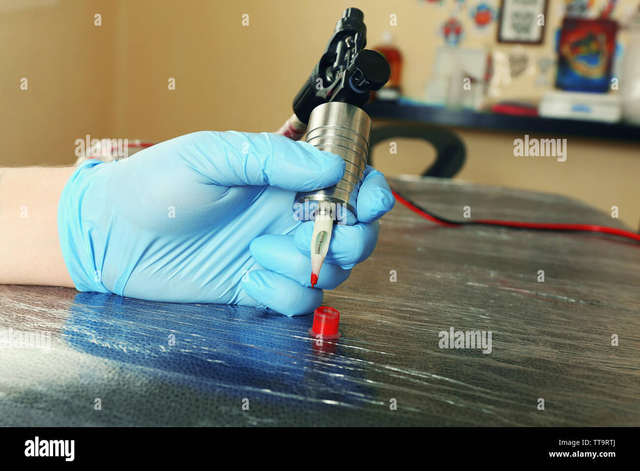 Tattoo artist at work close up Stock Photo - Alamy
