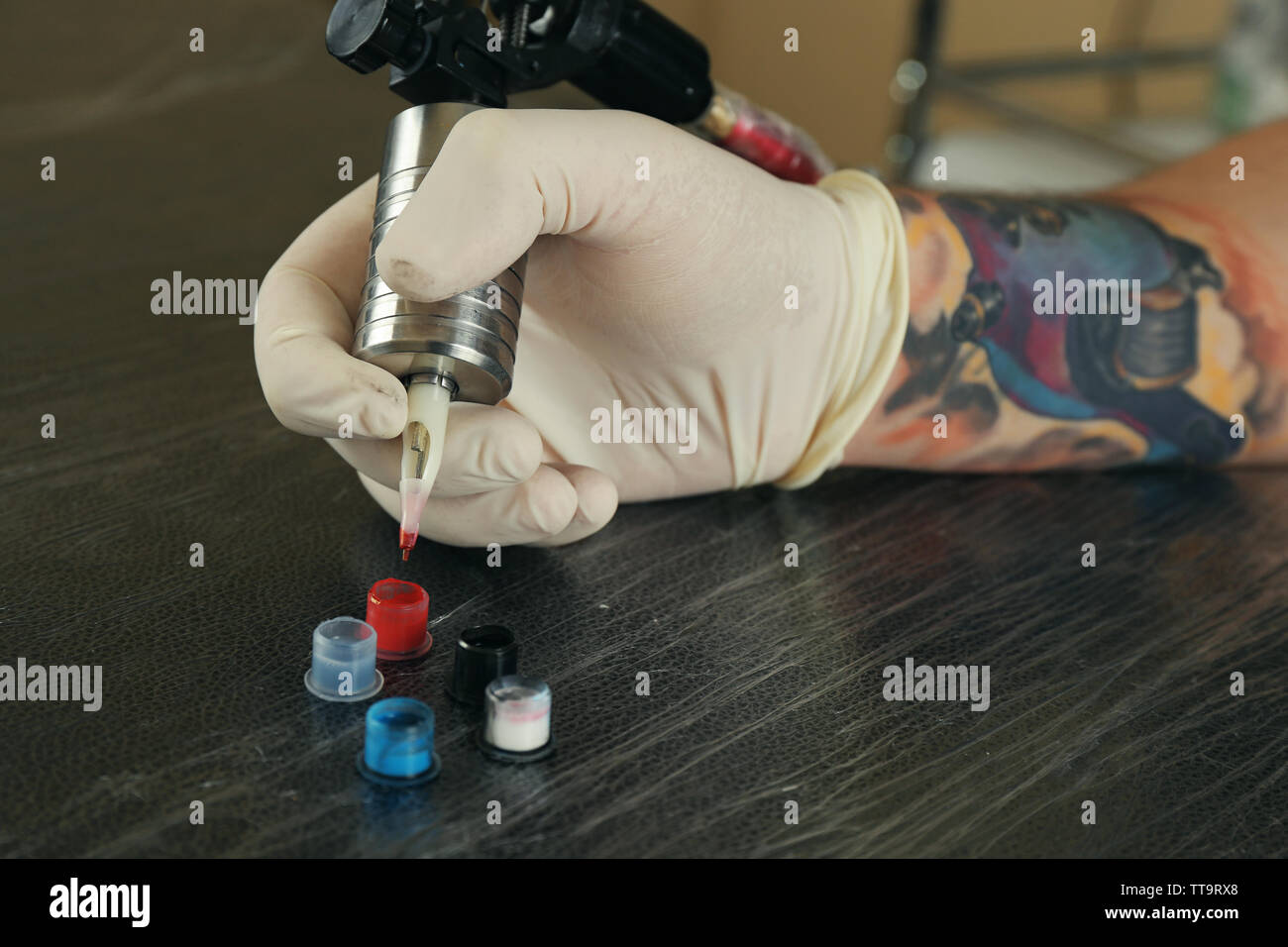 Tattoo artist at work close up Stock Photo - Alamy