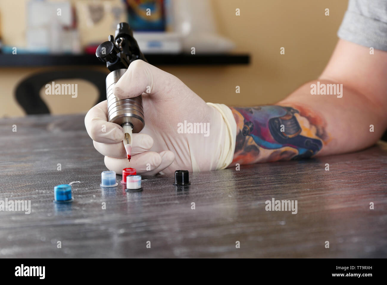 Tattoo artist at work close up Stock Photo - Alamy