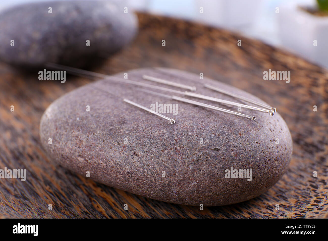 Acupuncture needles with spa stone on tray, closeup Stock Photo - Alamy