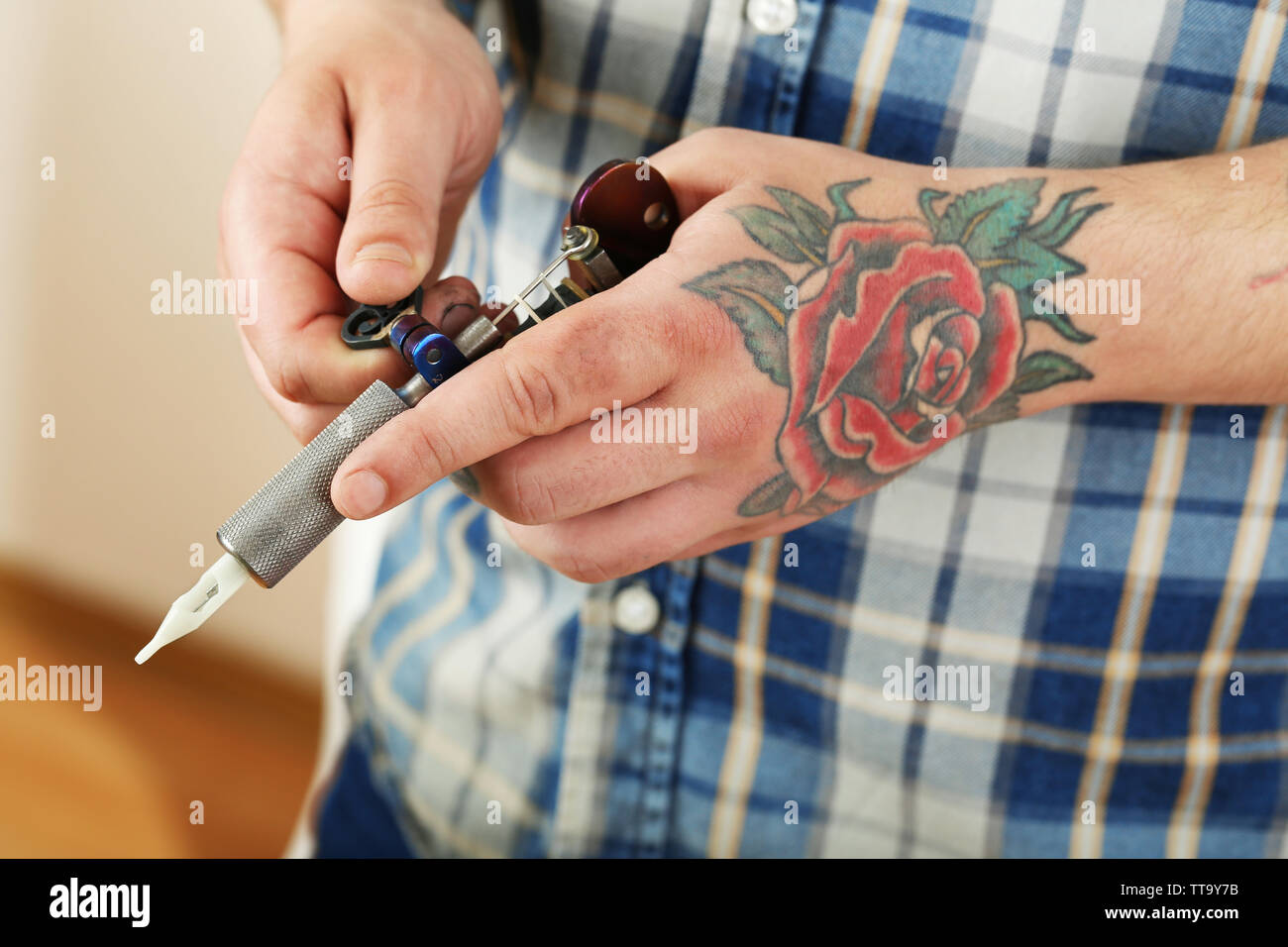 Hands tattoo artist hold hi-res stock photography and images - Alamy