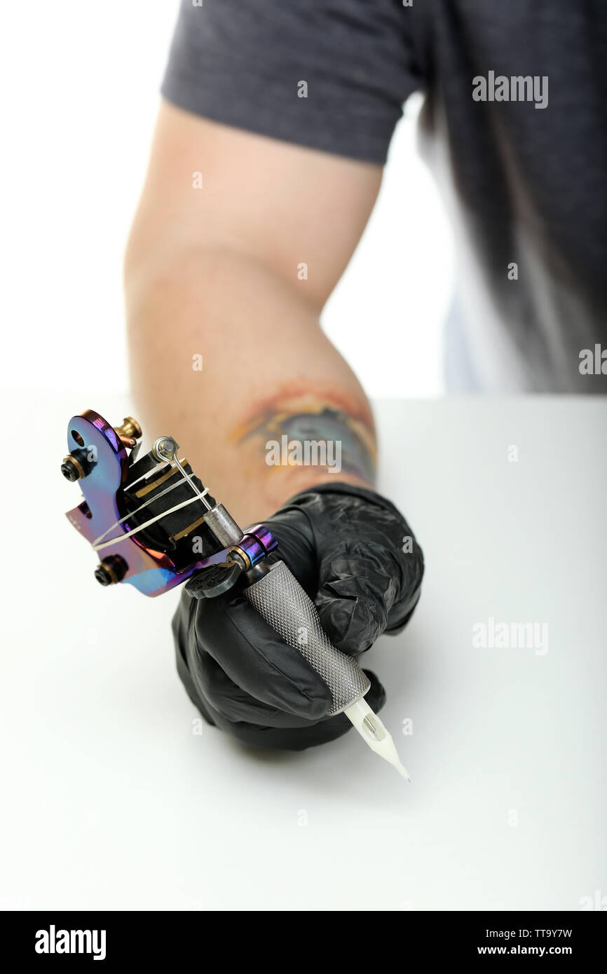 Hand of tattoo artist with tattoo machine isolated on white Stock Photo ...