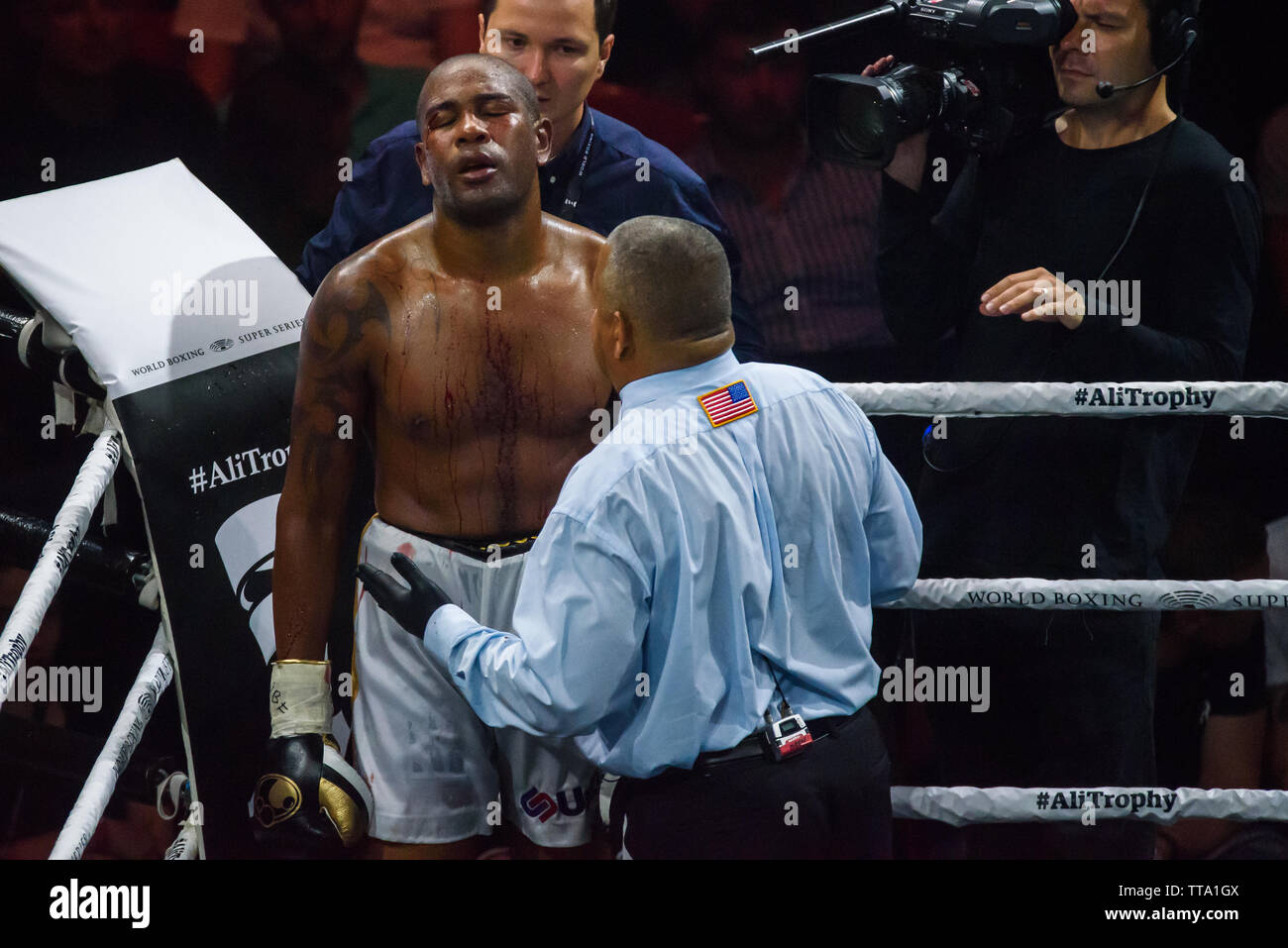 Bloody boxer boxing boxing hi-res stock photography and images - Alamy