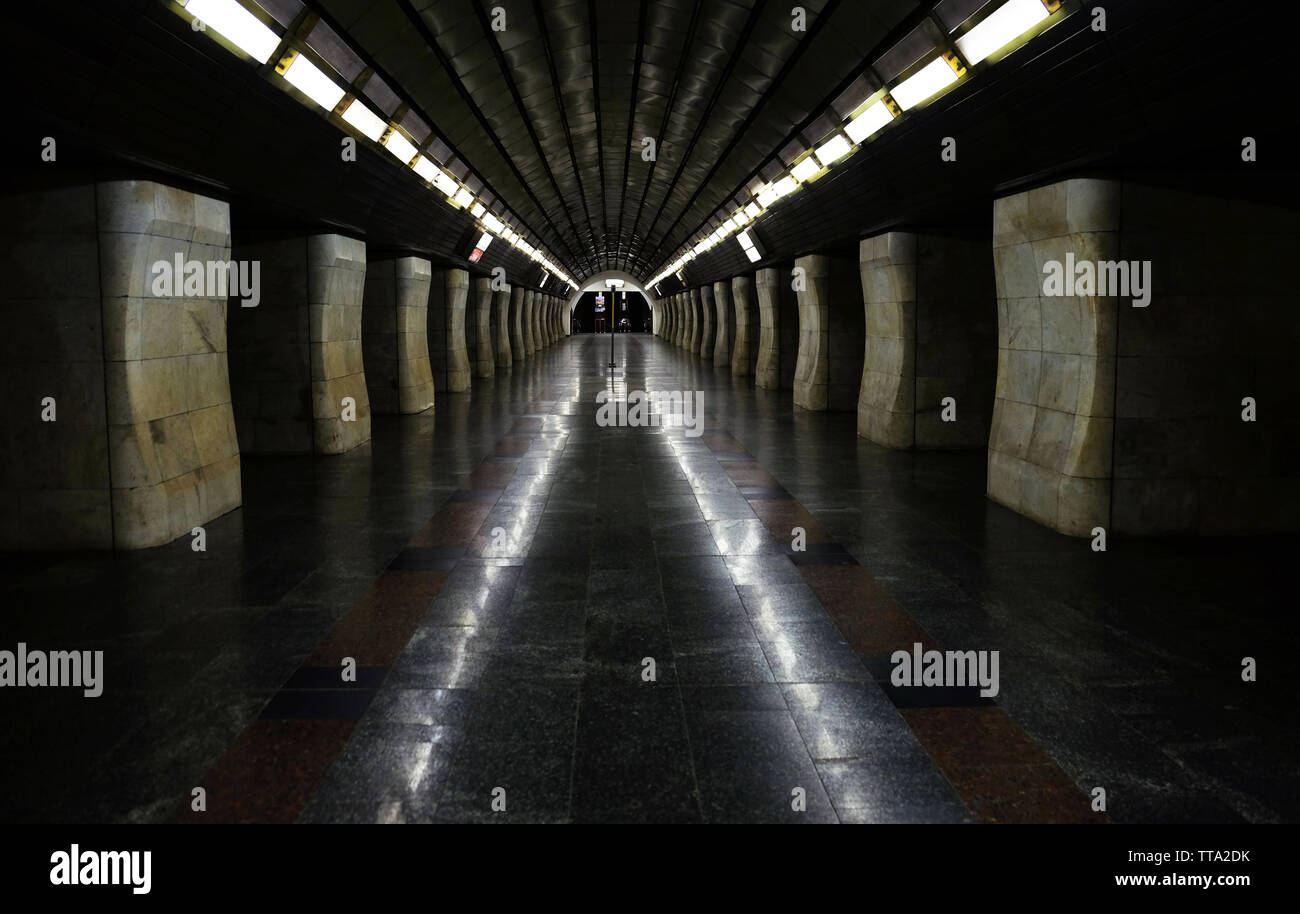 Subway train station platform Stock Photo - Alamy