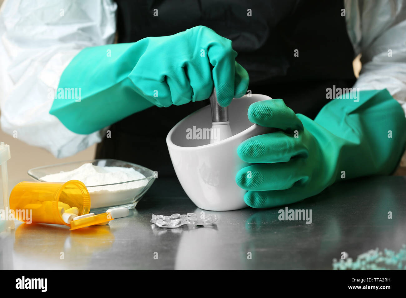Chemist tablets hand hi-res stock photography and images - Alamy
