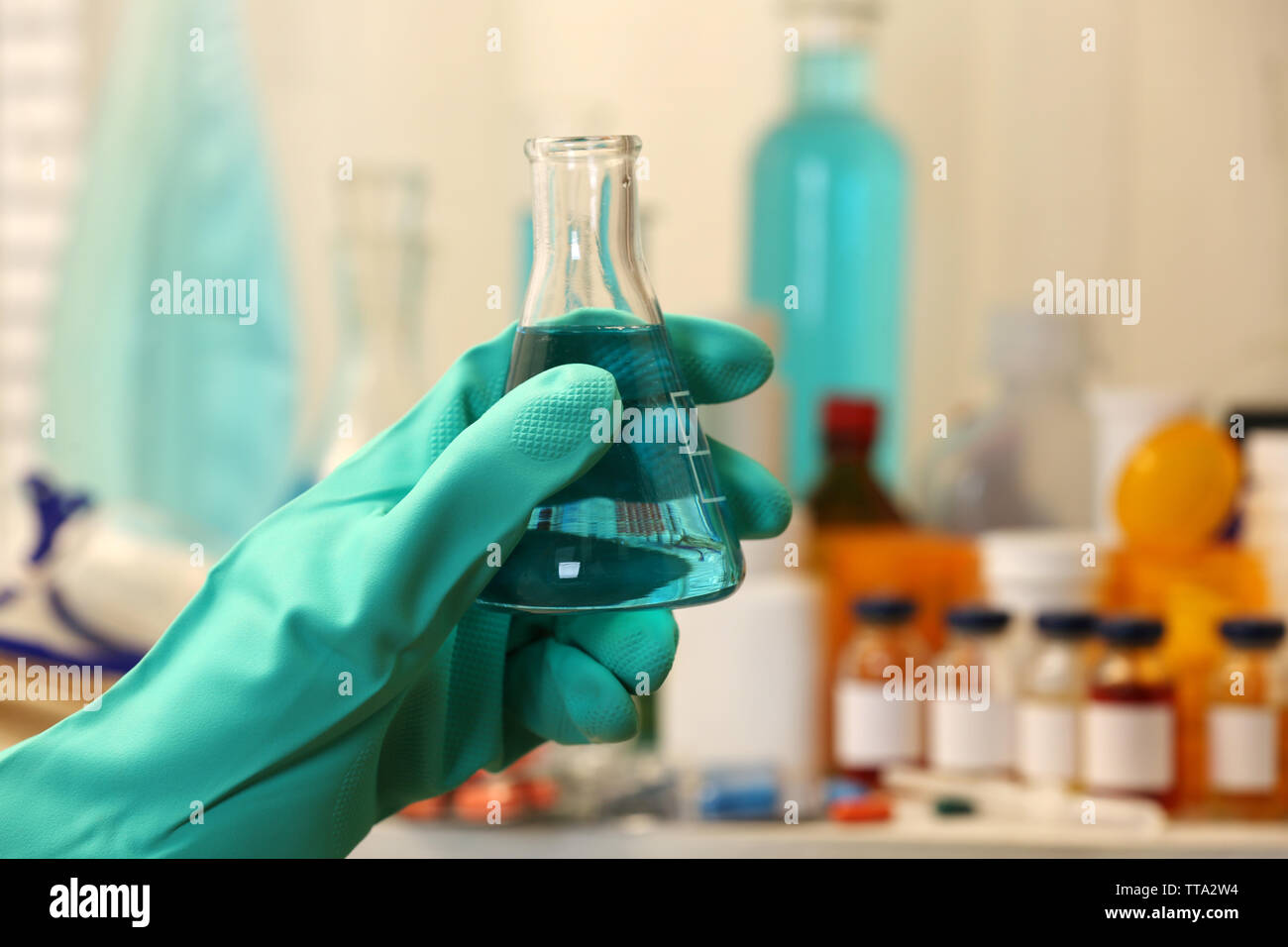 Chemist working in drug laboratory Stock Photo - Alamy