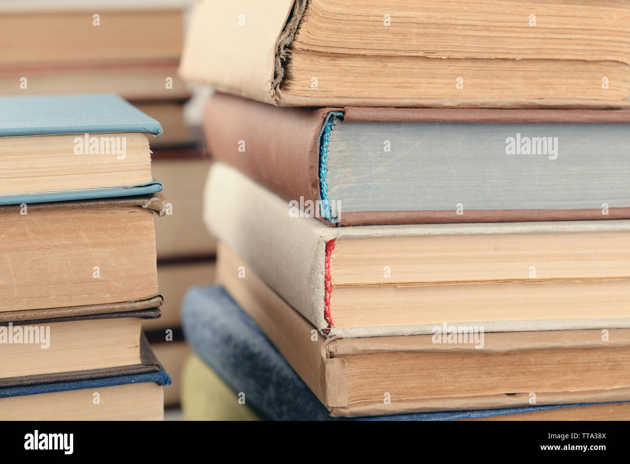 Scattered books hi-res stock photography and images - Alamy