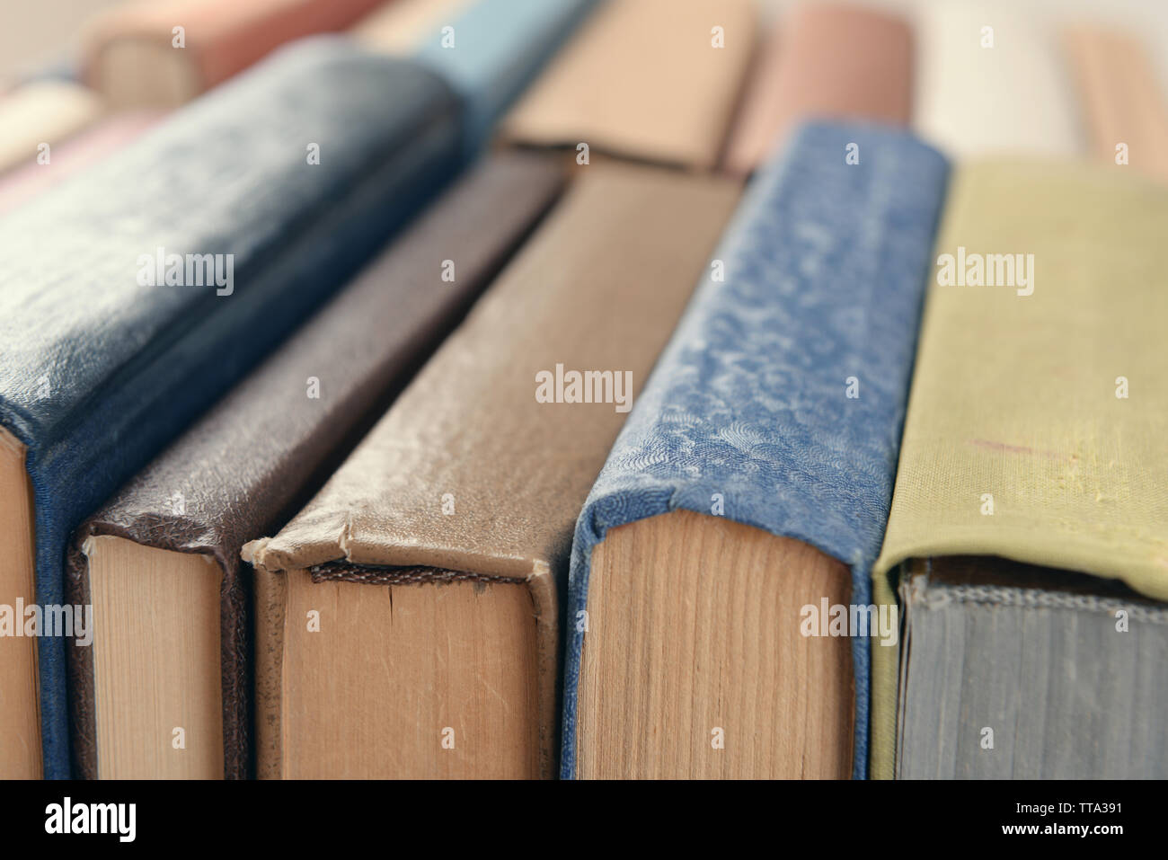 Scattered books pile hi-res stock photography and images - Alamy